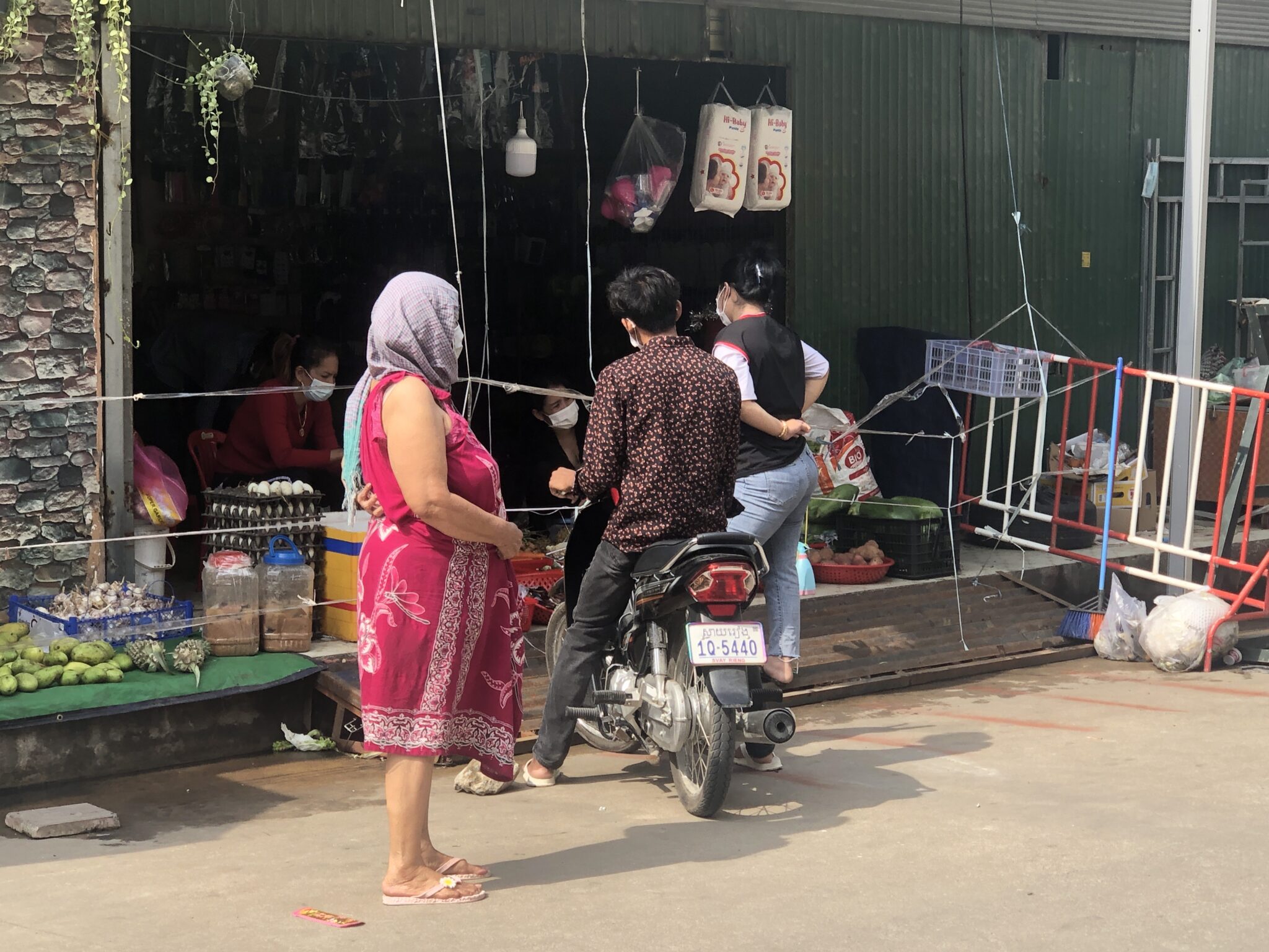 【ロックダウンがより強化】テープがバリケードに | JECSAカンボジア