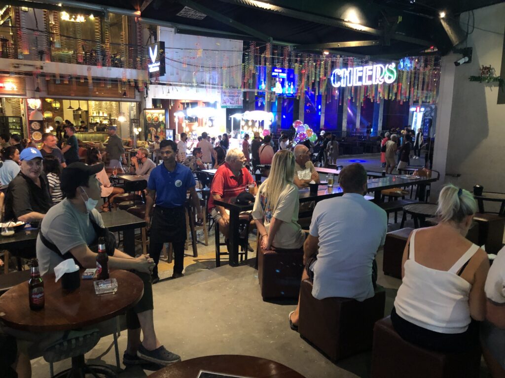 【観光客が帰ってきた】2023年シェムリアップのパブストリート | JECSAカンボジア