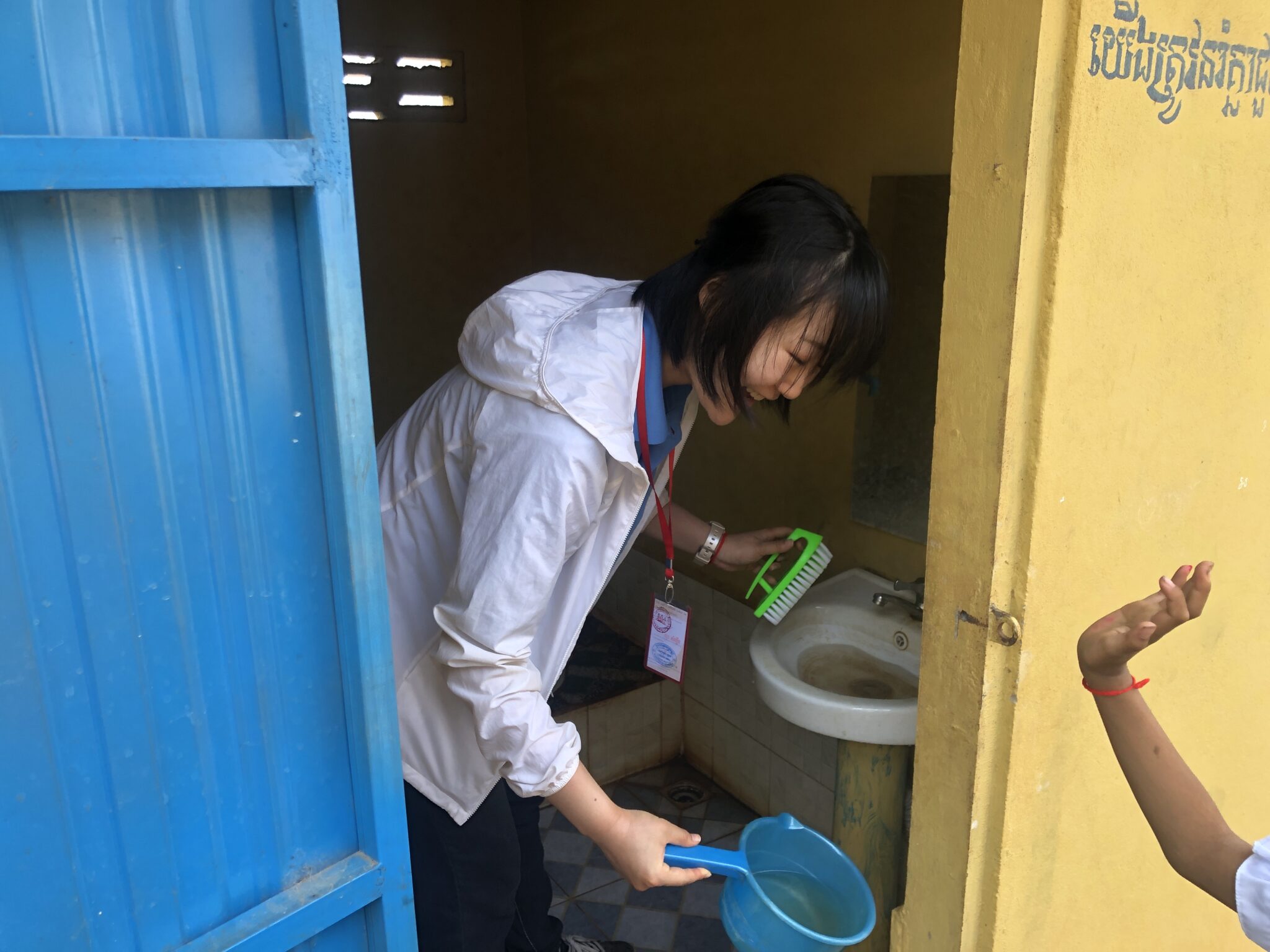 【お手本を示す】プレイボン小学校のトイレを清掃 | JECSAカンボジア
